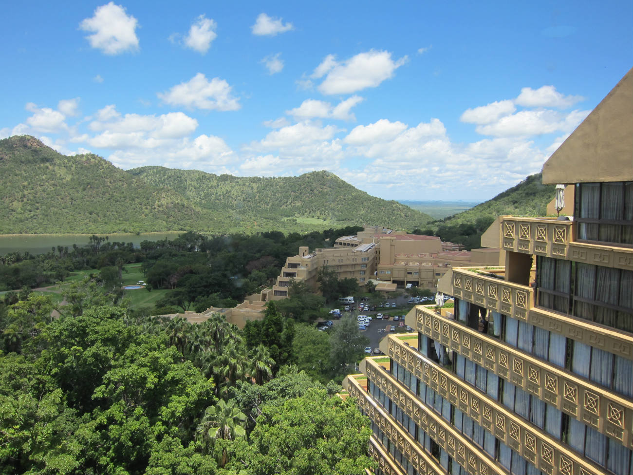 Solve Sun City Resort jigsaw puzzle online with 130 pieces