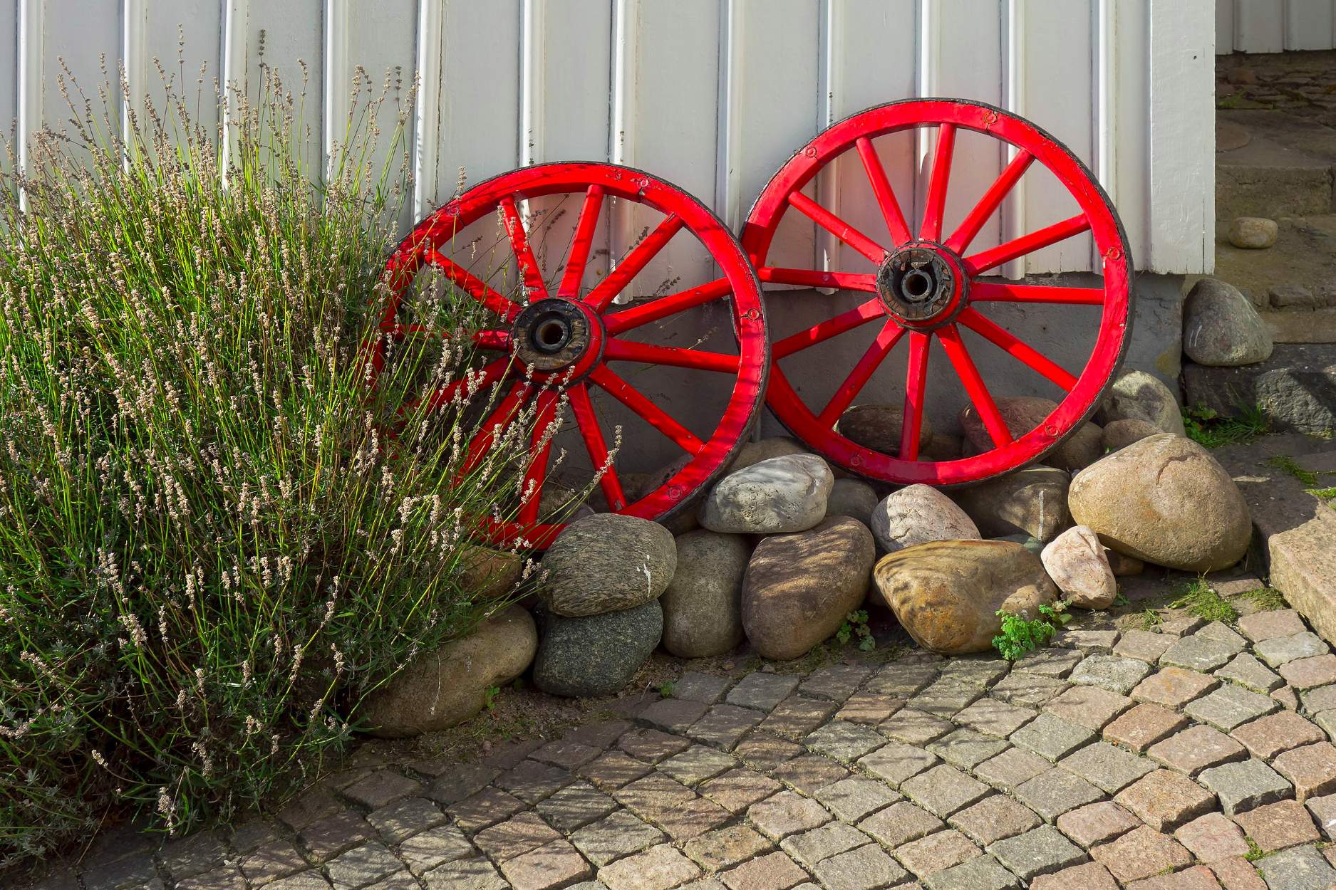 Solve p-Wheels_as_garden_art_at_Gamla_Strandgatan_10,_Gamlestan ...