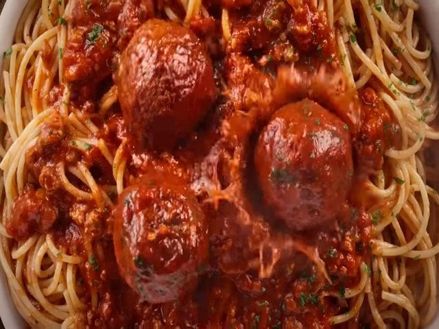 Solve spaghetti meatballs jigsaw puzzle online with 12 pieces
