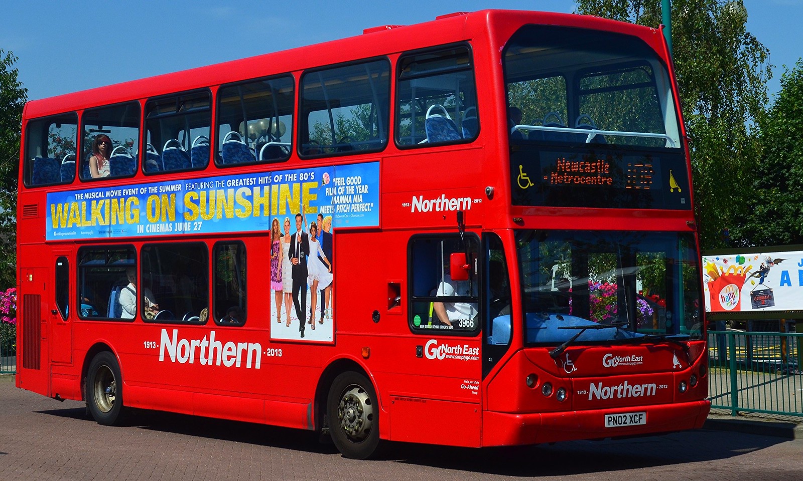 Solve 10B go north east northern bus jigsaw puzzle online with 442 pieces