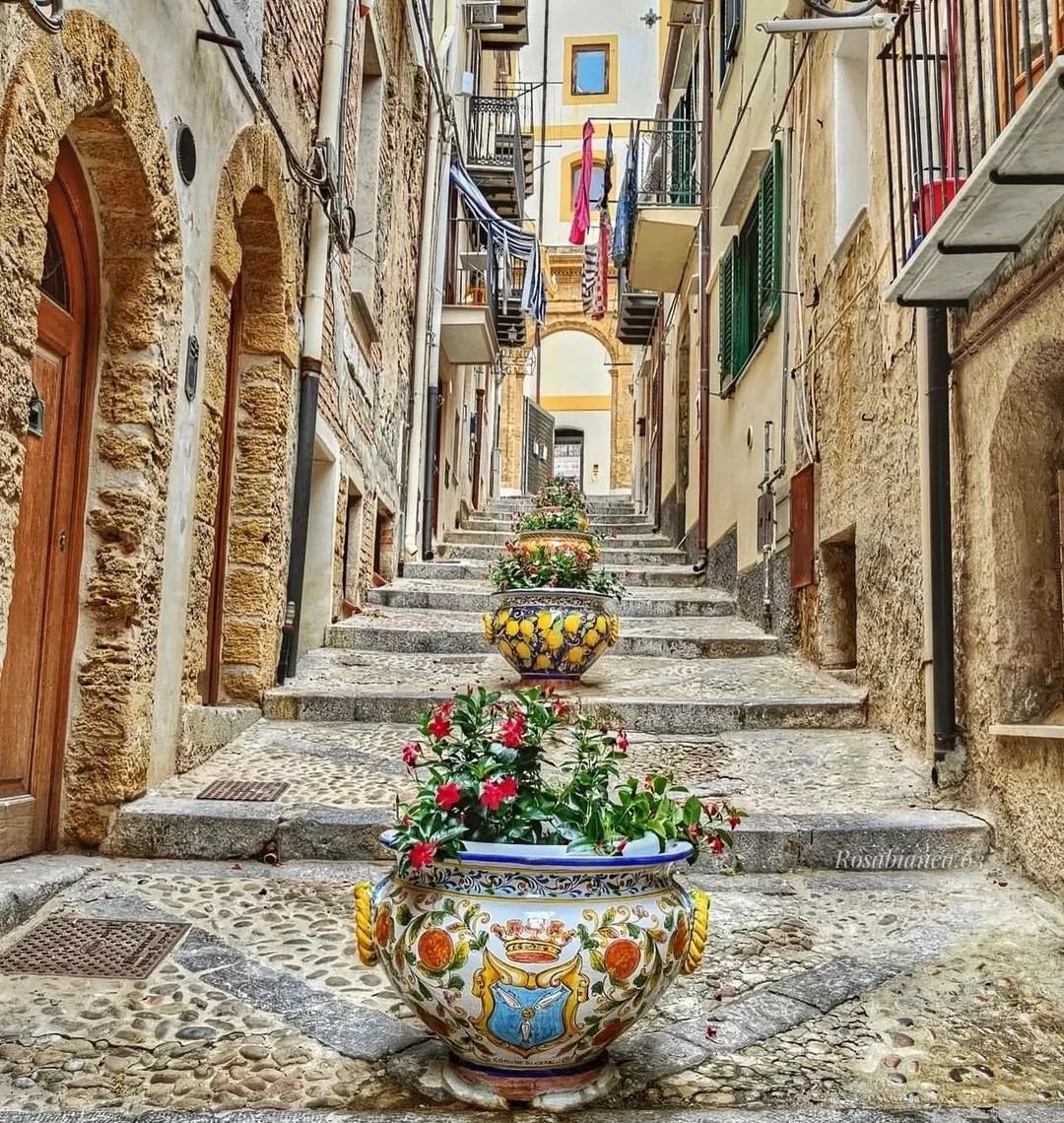 Solve Cefalu, Sicily jigsaw puzzle online with 100 pieces