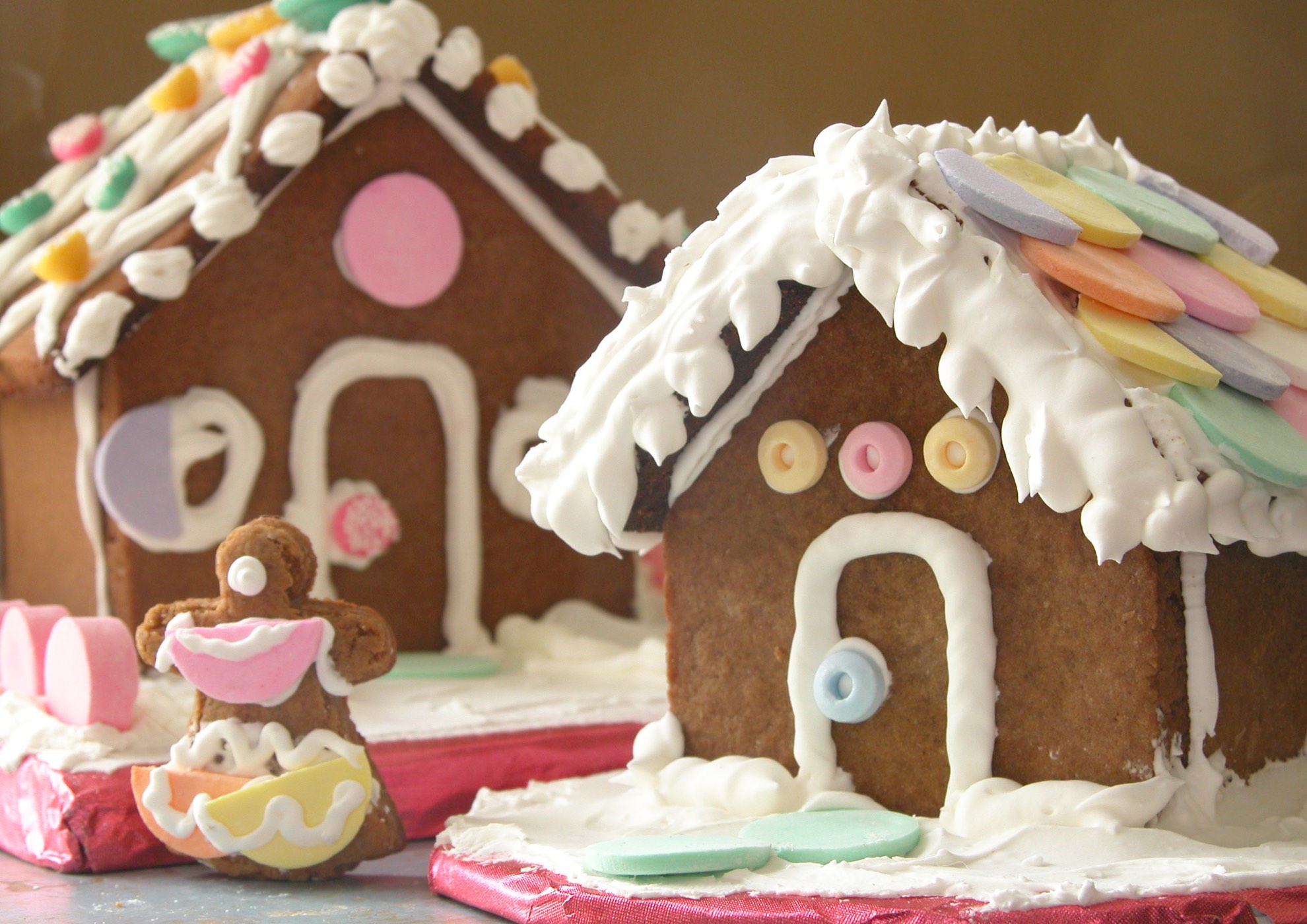 Solve Gingerbread Houses jigsaw puzzle online with 70 pieces