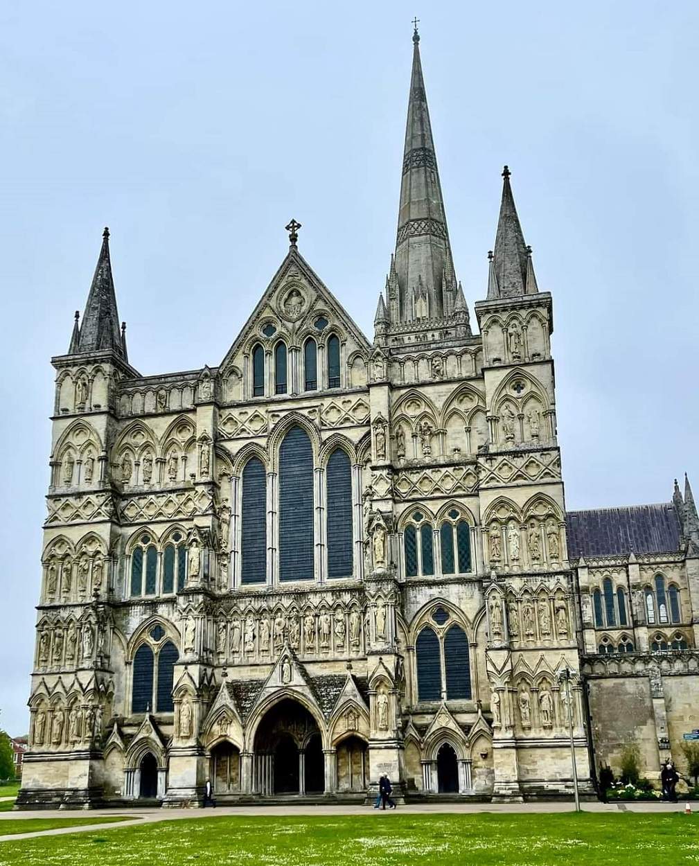 Solve Salisbury Cathedral, front aspect jigsaw puzzle online with 99 pieces