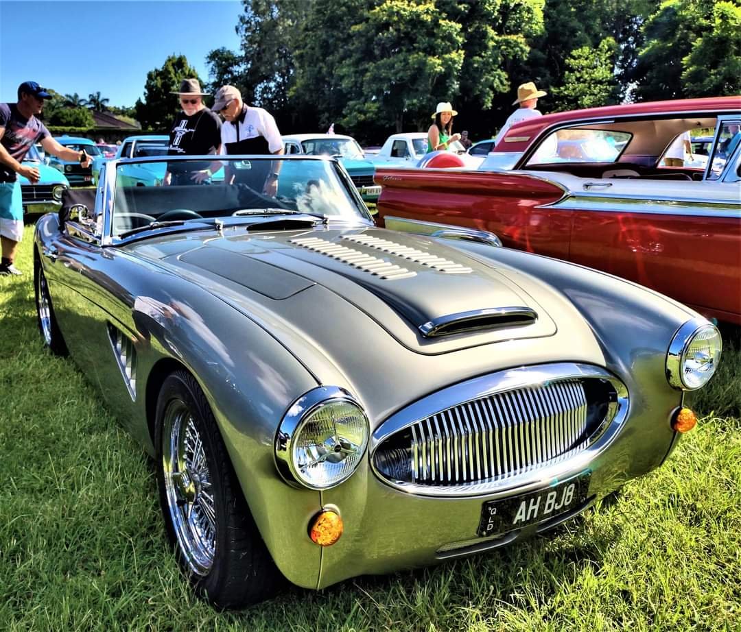 Solve Beautiful BJ8 Healey jigsaw puzzle online with 154 pieces