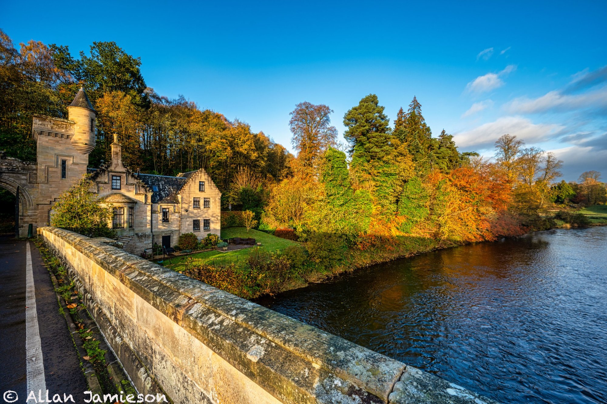 Jigsaw Puzzle | 70 pieces | Mauldslie Gatehouse and the River Clyde ...