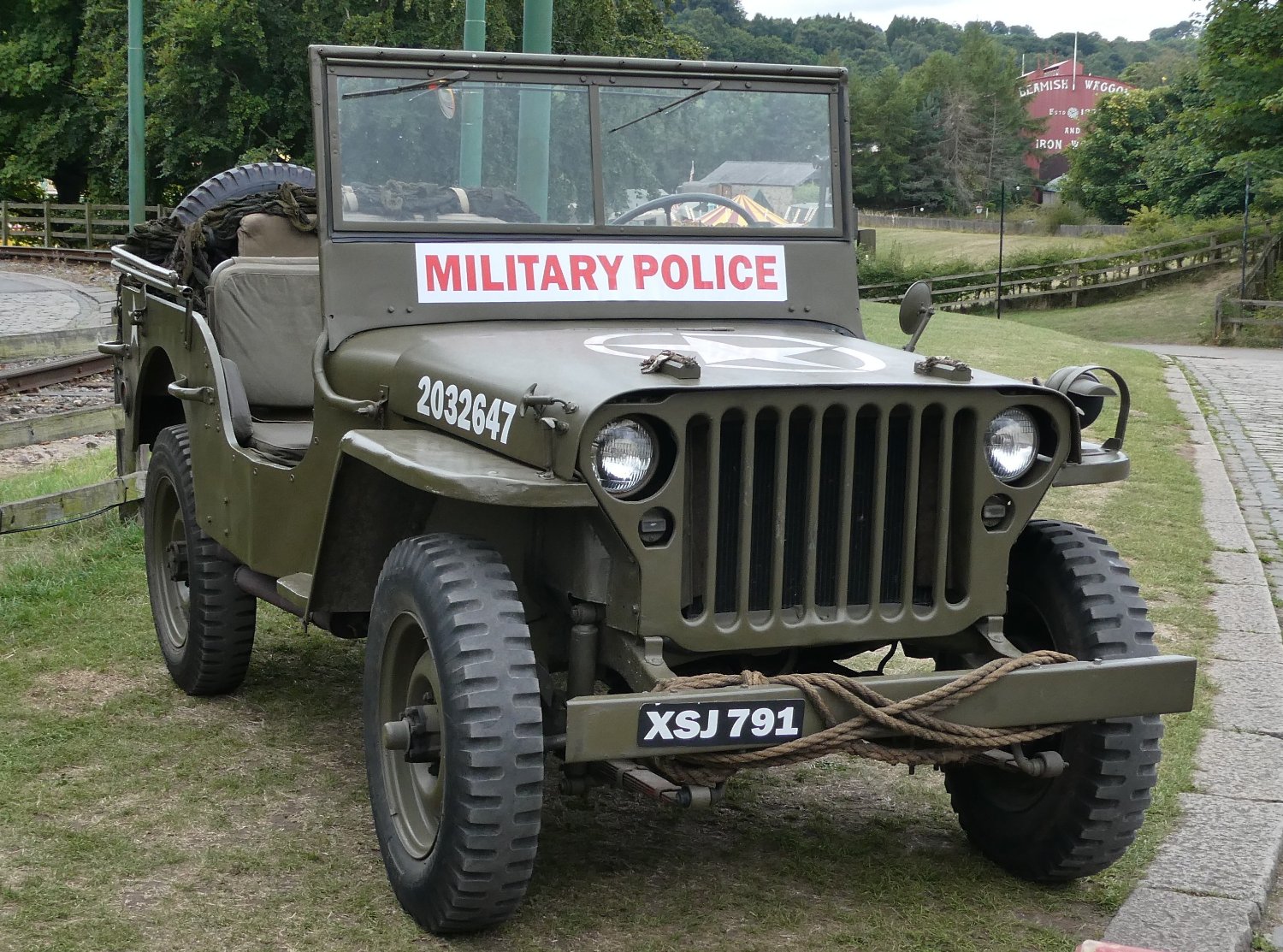 Solve 1943 Willys-Overland Jeep jigsaw puzzle online with 35 pieces