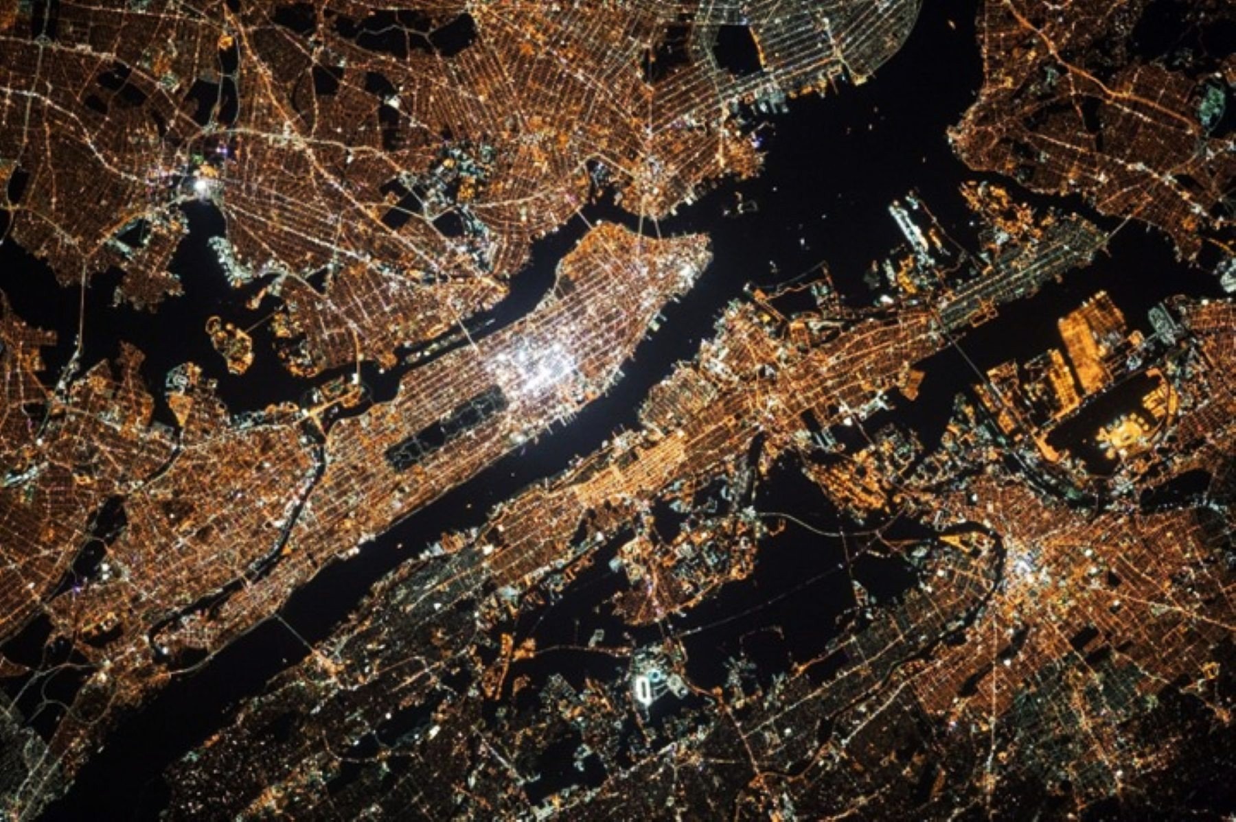 Solve Satellite view of Manhattan jigsaw puzzle online with 345 pieces