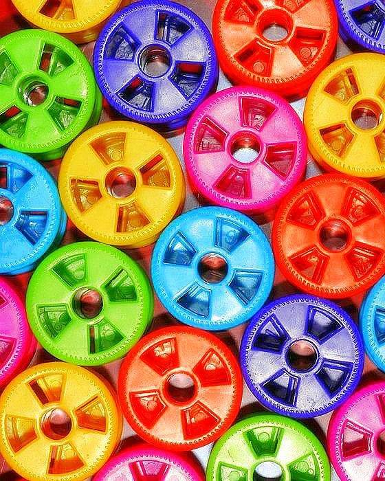 Solve SPINNING WHEELS jigsaw puzzle online with 63 pieces