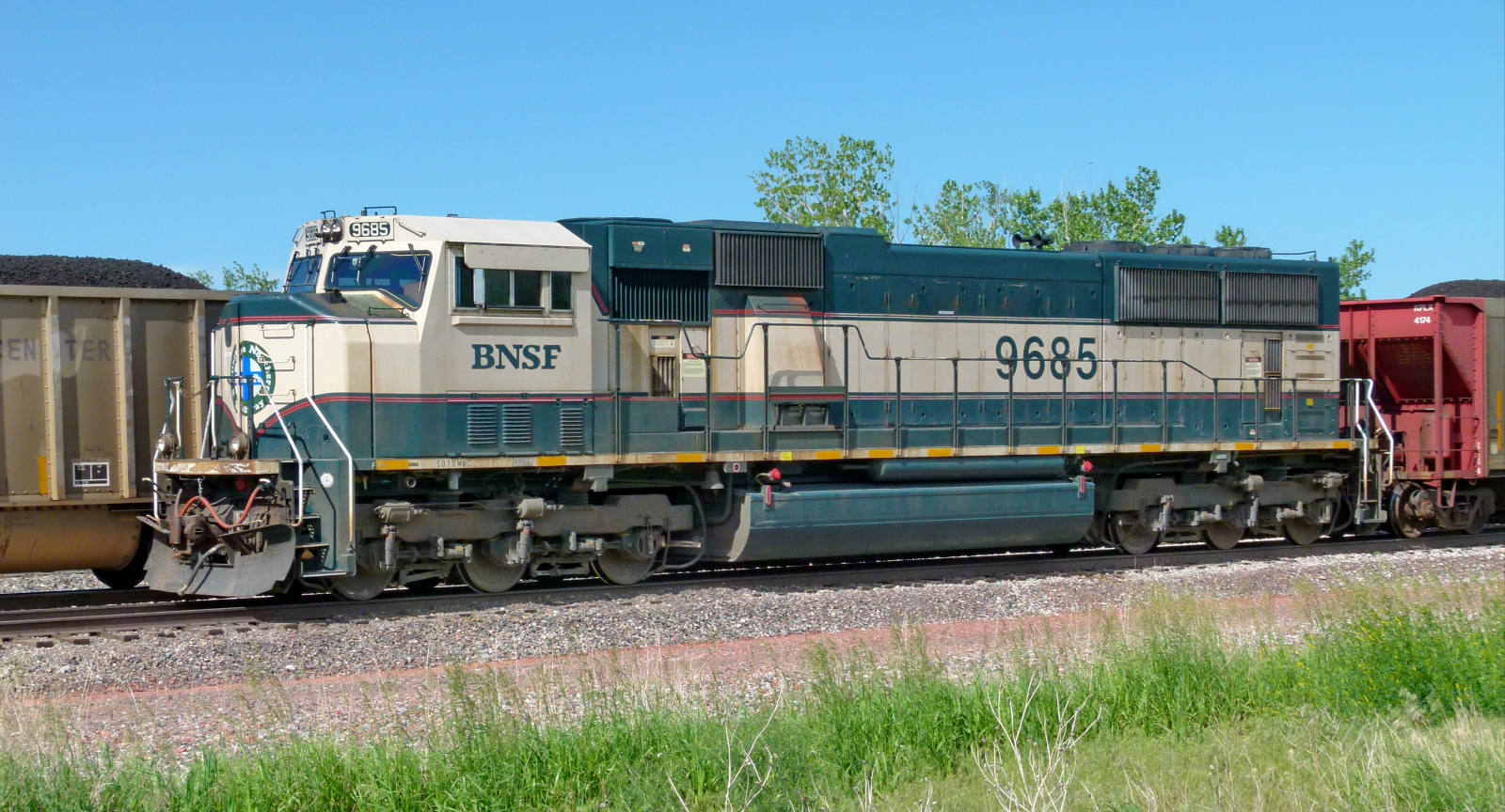 Solve puzzle 140 RR BNSF 9685 Burlingten Northern Paint-Scheme jigsaw puzzle online with 364 pieces