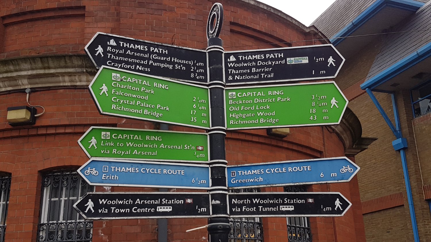 Solve Thames Path jigsaw puzzle online with 15 pieces