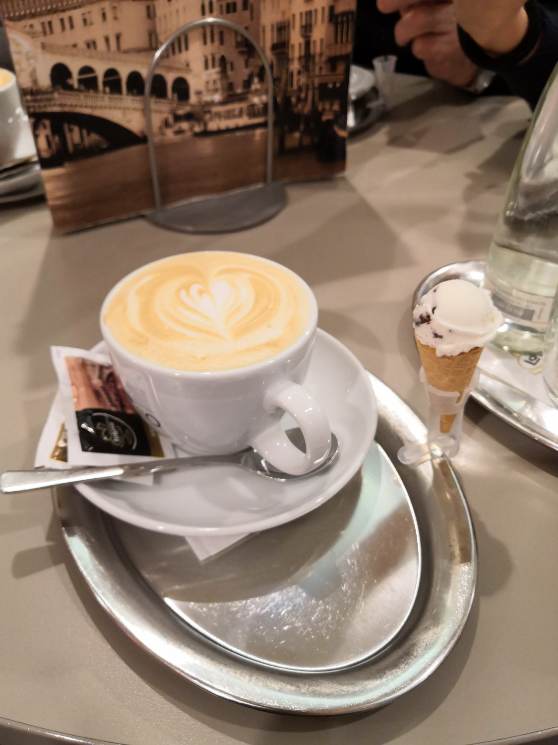 Solve Eis-Runde 07 jigsaw puzzle online with 108 pieces