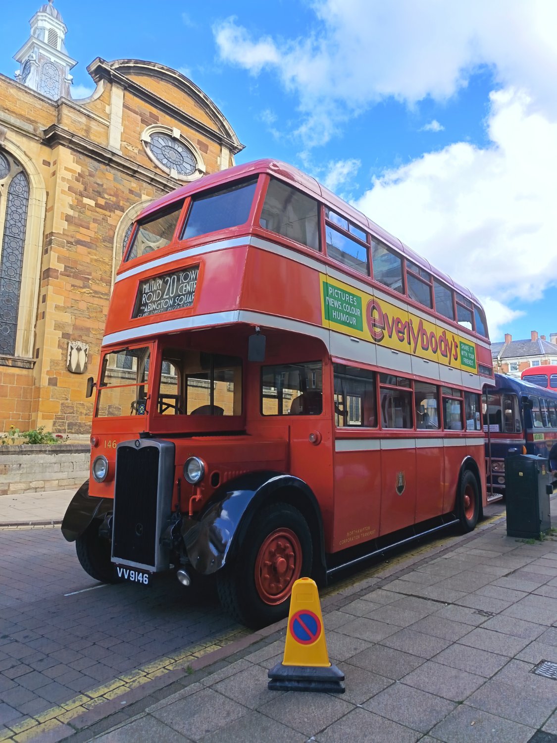 Jigsaw Puzzle | 63 pieces | Vintage bus running day. | Jigidi