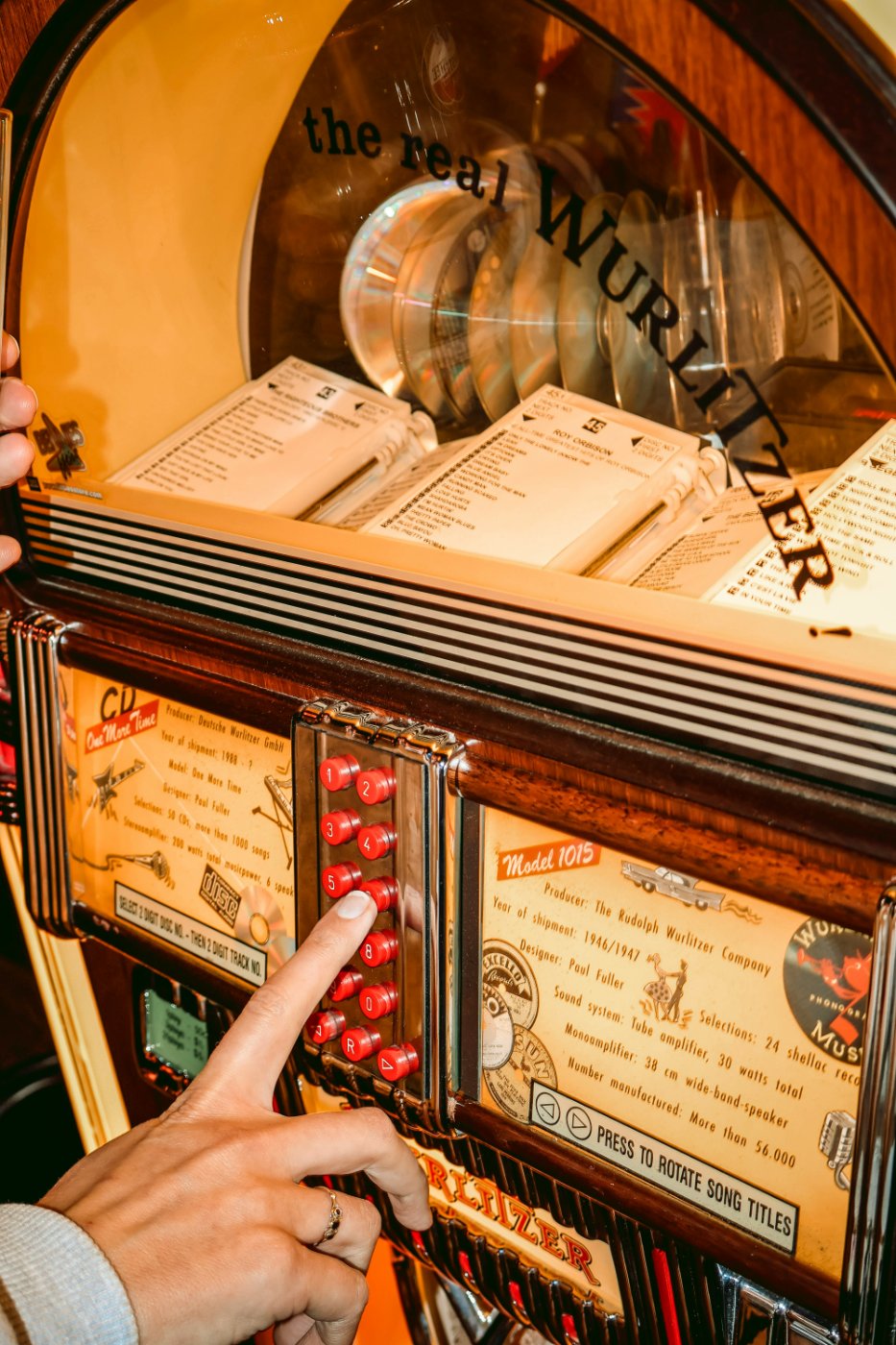 Solve Wurlitzer jukebox jigsaw puzzle online with 35 pieces