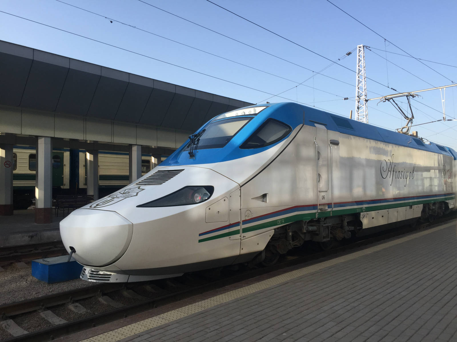 Solve Uzbek bullet train jigsaw puzzle online with 192 pieces