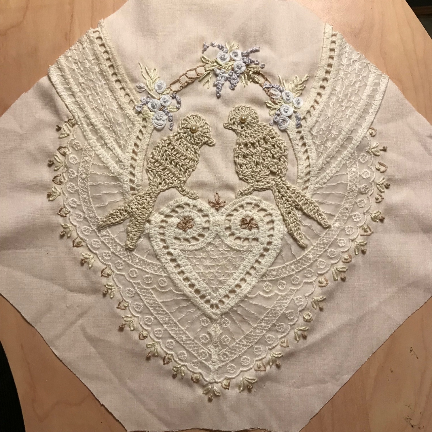 Solve Lovebirds jigsaw puzzle online with 169 pieces