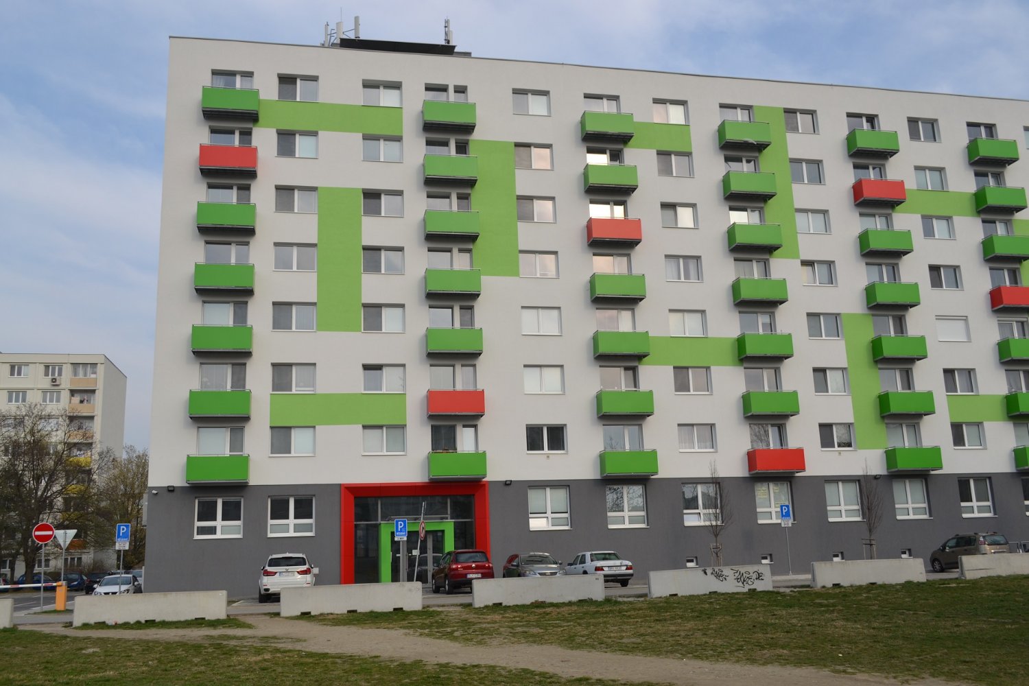 Solve R1 v Bratislave jigsaw puzzle online with 35 pieces