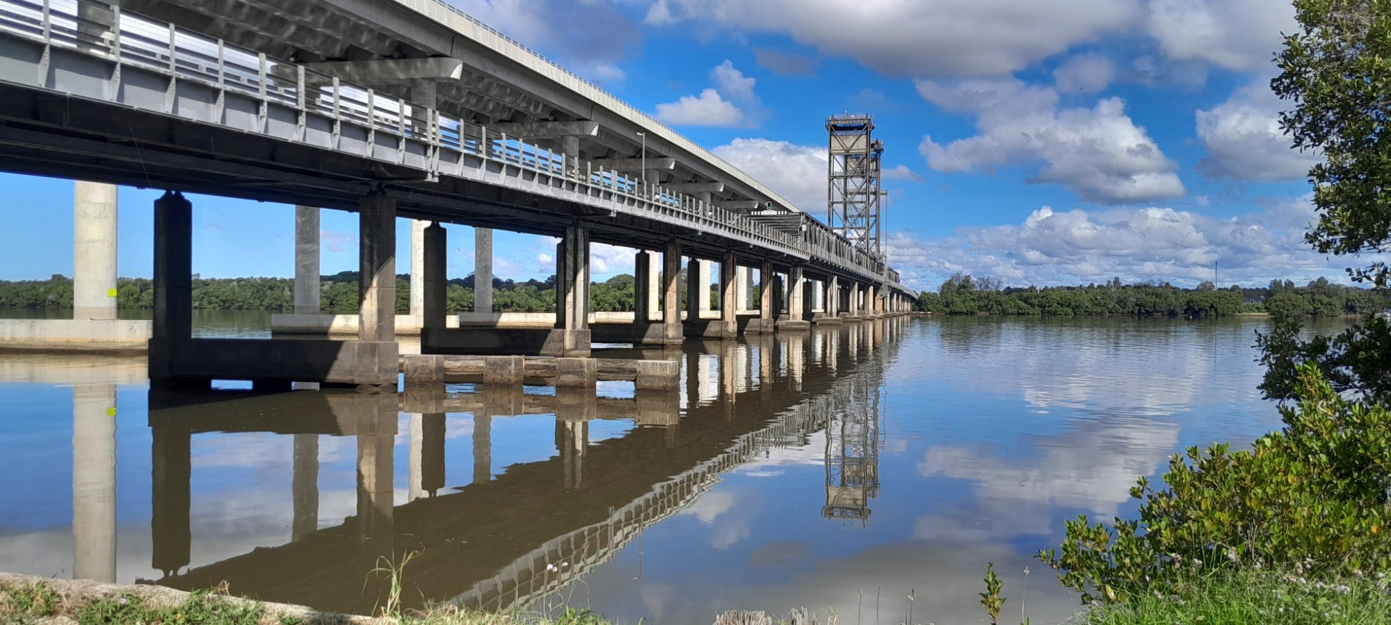 Solve Twin Bridges jigsaw puzzle online with 78 pieces