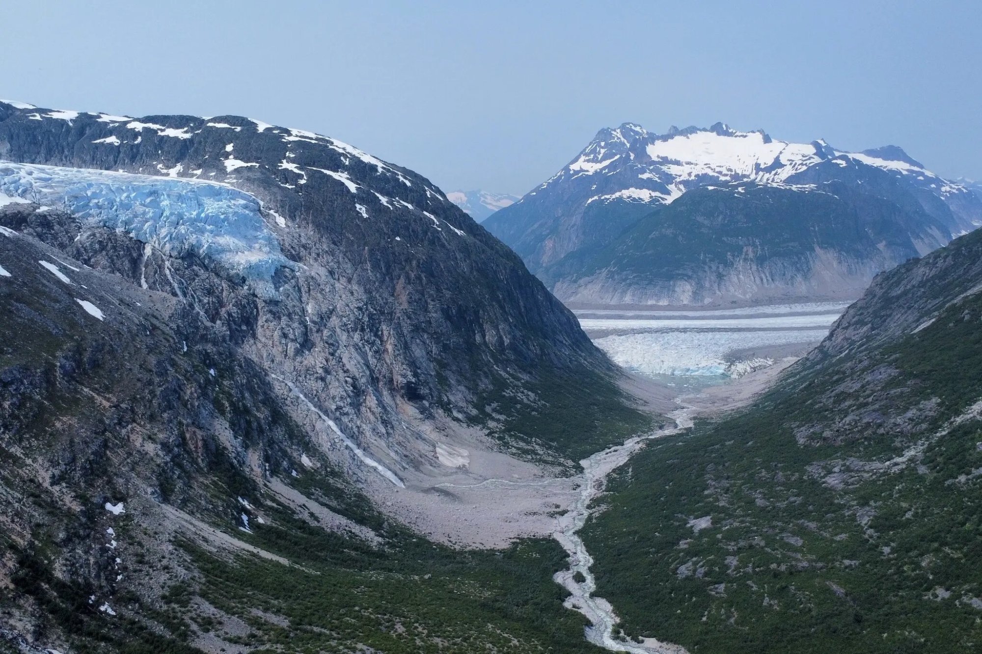Solve Alaska's Juneau Ice Kield jigsaw puzzle online with 70 pieces
