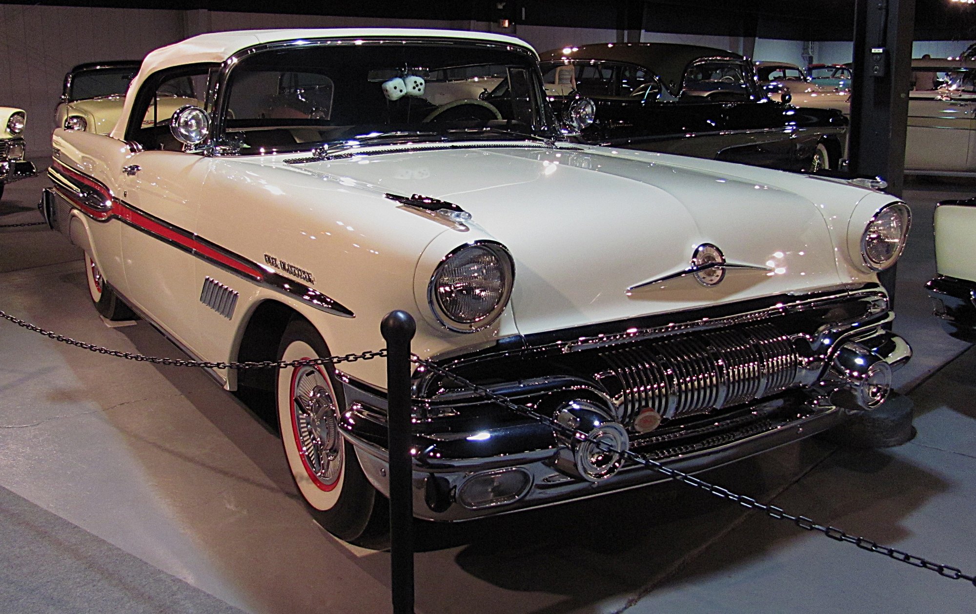 Solve 1957 Pontiac Bonneville 4 jigsaw puzzle online with 104 pieces