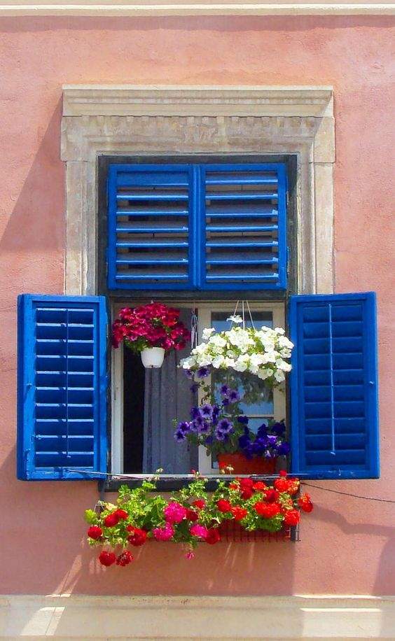 Solve BEAUTIFUL WINDOW jigsaw puzzle online with 60 pieces