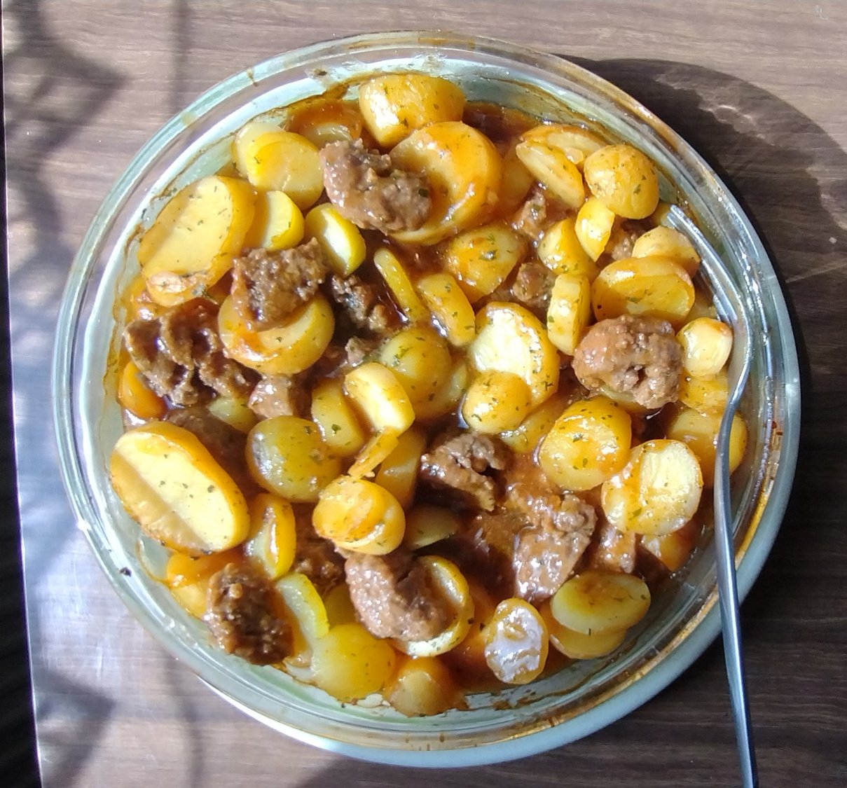 Solve Wobbly food - meat and potato casserole (very tasty) jigsaw puzzle online with 9 pieces