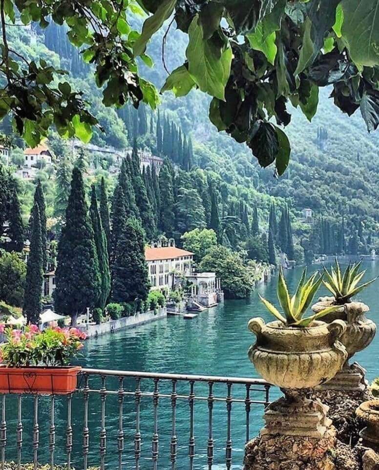 Solve Comer_See_Italy jigsaw puzzle online with 63 pieces