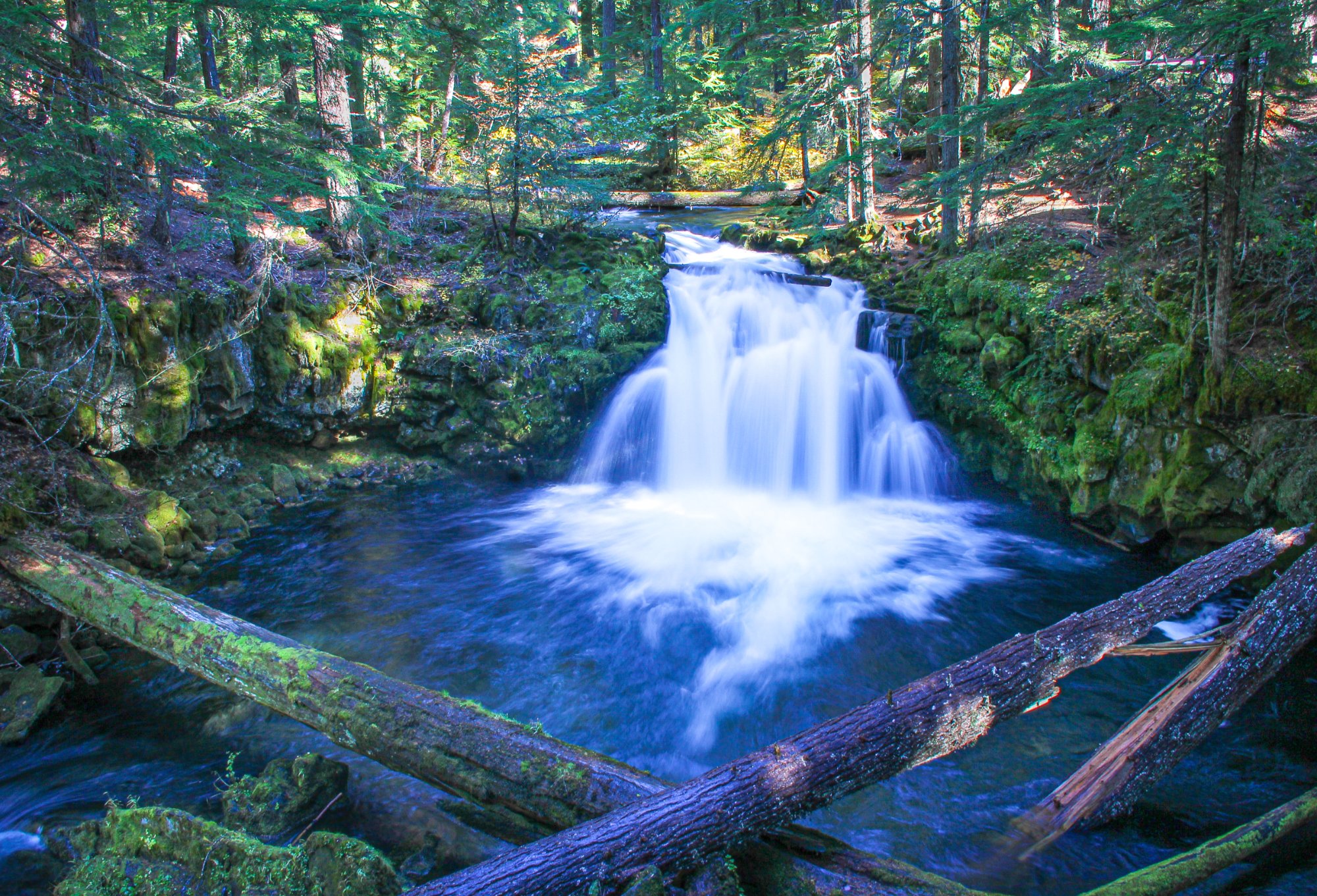 Solve OREGON WATERFALL jigsaw puzzle online with 77 pieces