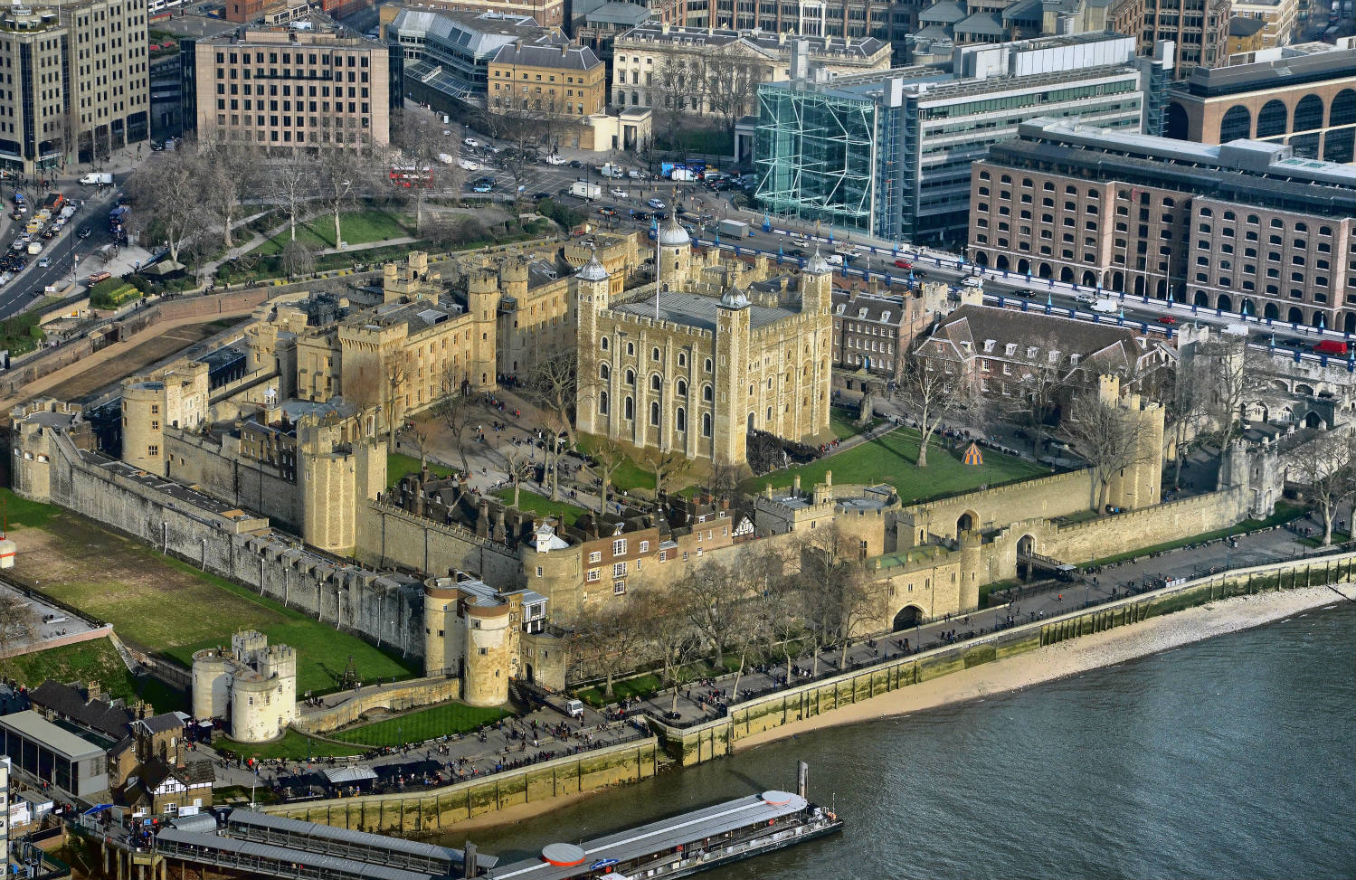 Solve Tower of London jigsaw puzzle online with 150 pieces