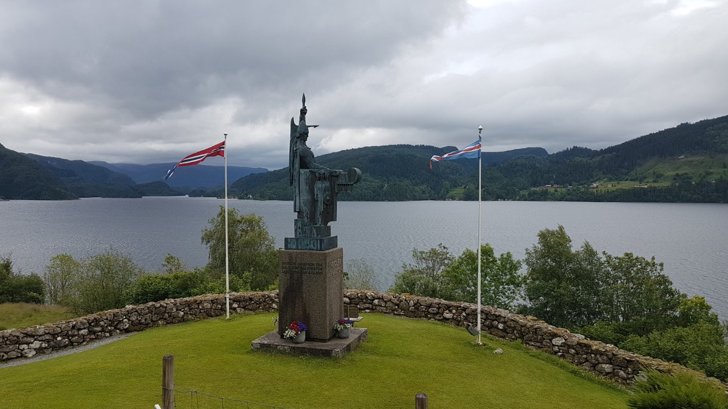 Solve Along the road: Viking jigsaw puzzle online with 15 pieces