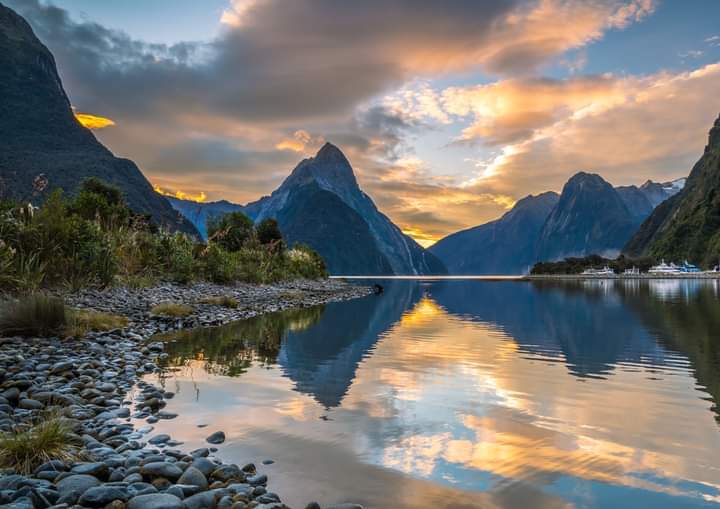 Solve Mitre Peak, New Zealand jigsaw puzzle online with 35 pieces