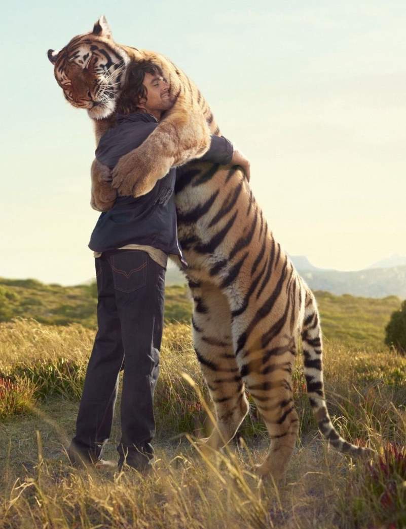 Solve ELLEN HUG - 1 jigsaw puzzle online with 20 pieces