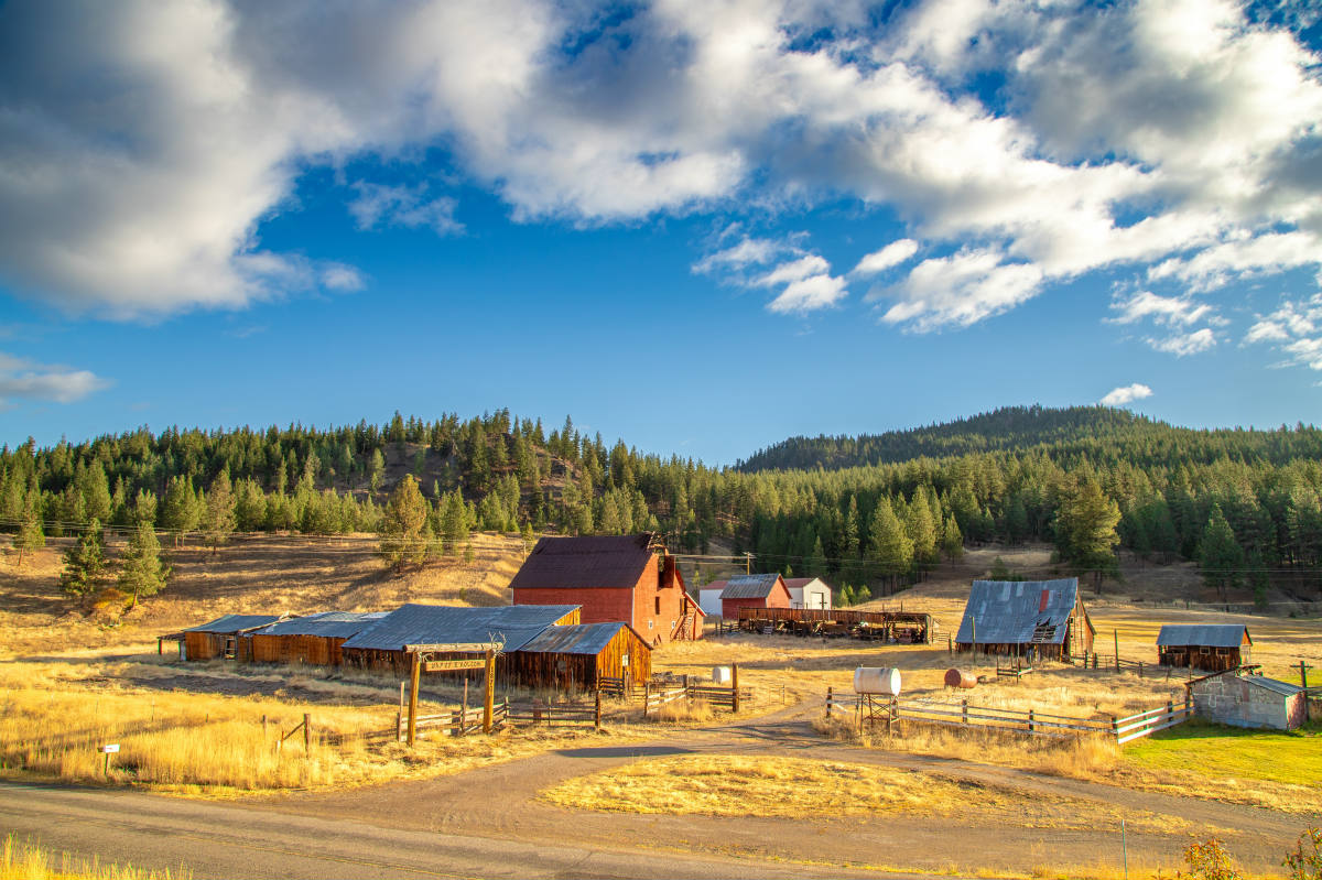 Solve MONTANA RANCH jigsaw puzzle online with 96 pieces