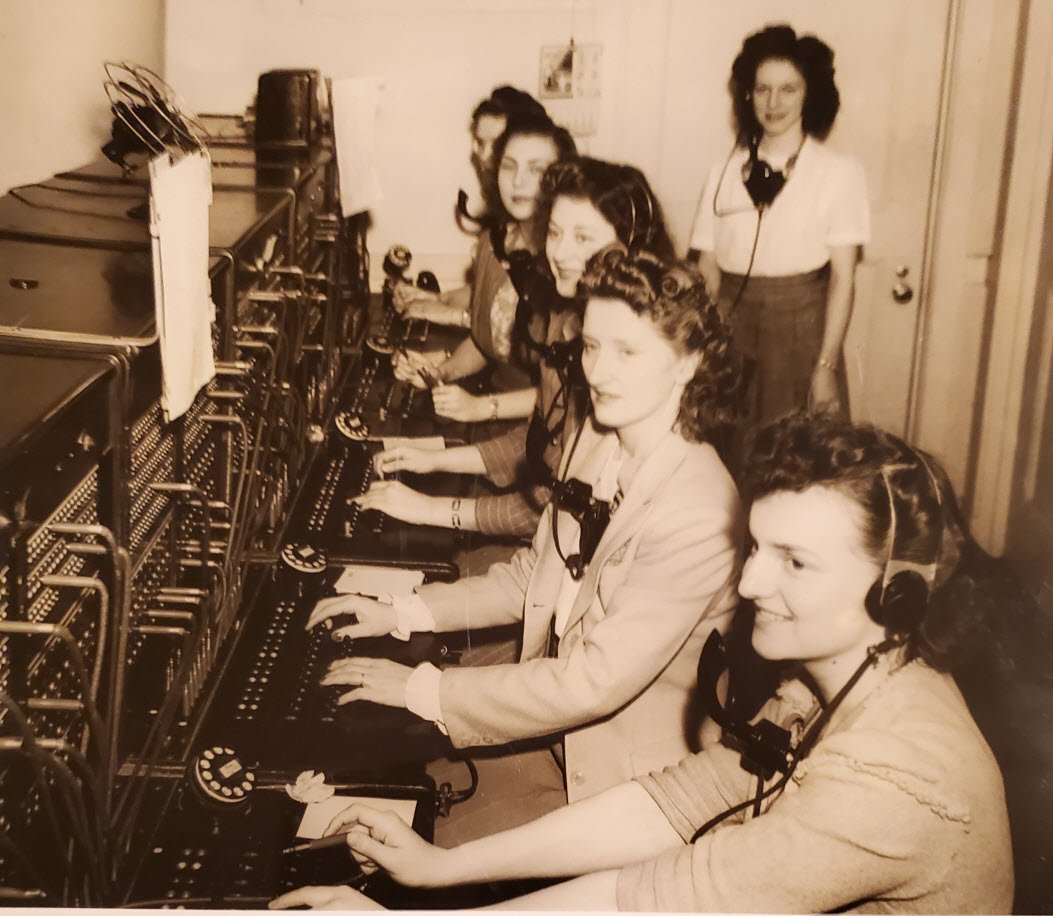 Solve Sears Phone operators in the early 1940's jigsaw puzzle online ...