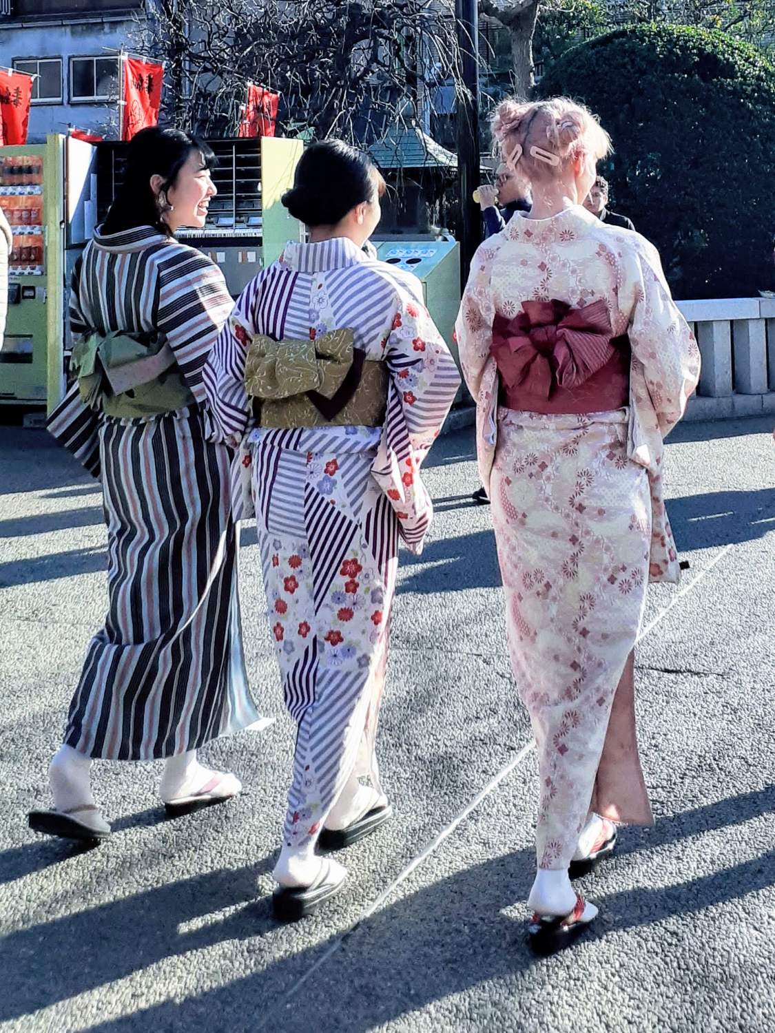 Solve KIMONOS IN TOKYO jigsaw puzzle online with 500 pieces