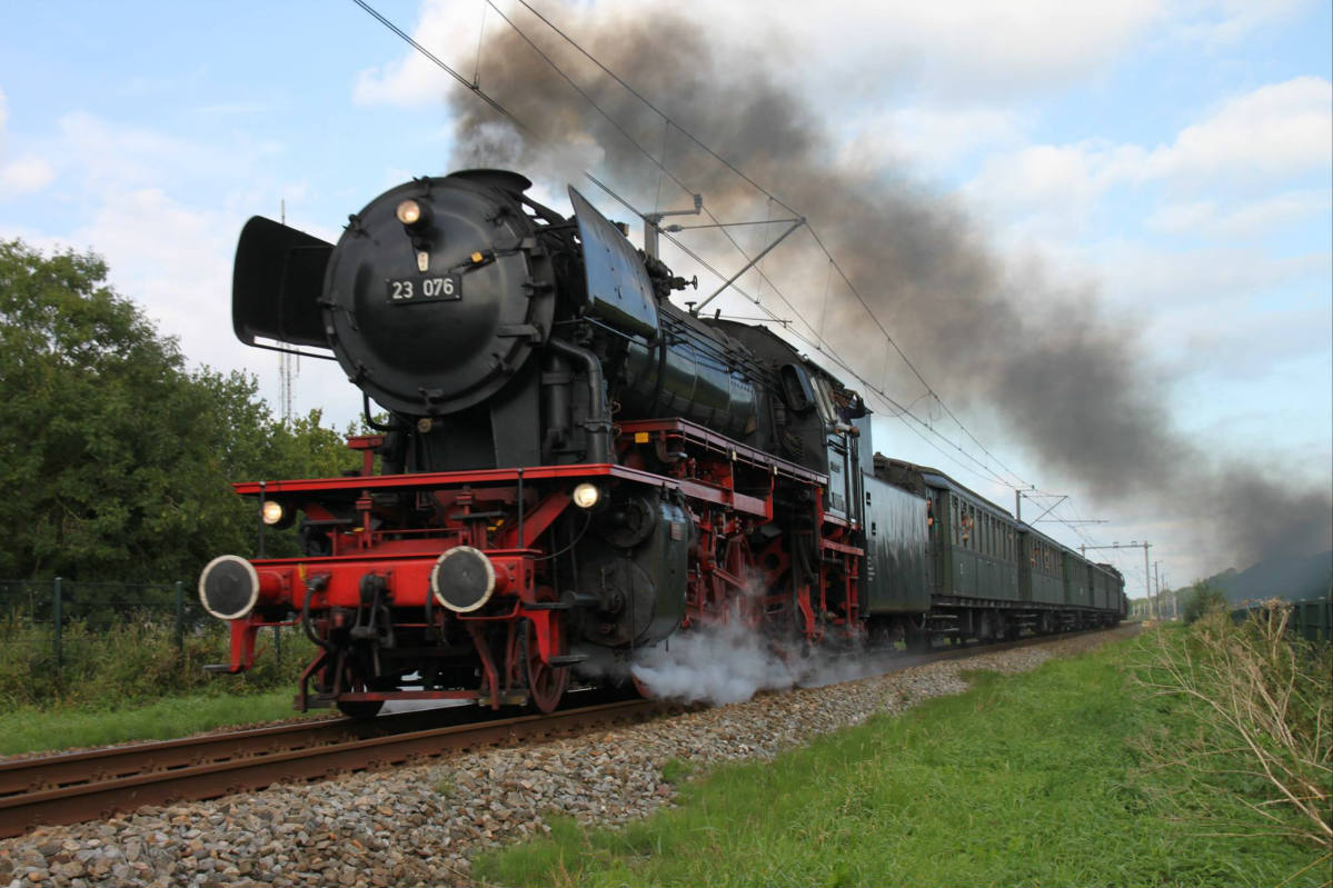 Solve Mooie stoomtrein passeerd Blokker jigsaw puzzle online with 40 pieces