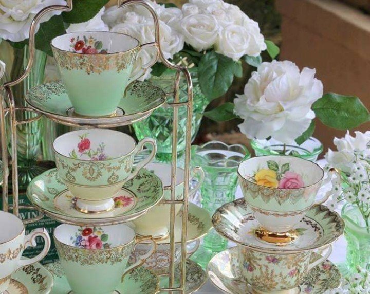 Solve Delicate tea set jigsaw puzzle online with 80 pieces