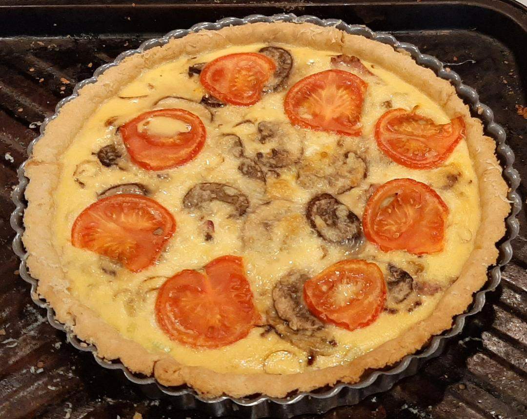 Solve Tomato and Mushroom Quiche jigsaw puzzle online with 120 pieces