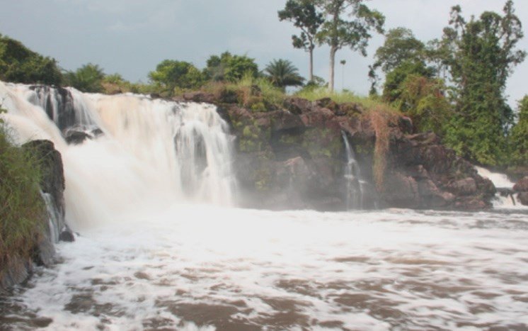 Solve Lobe Falls, Cameroon jigsaw puzzle online with 12 pieces