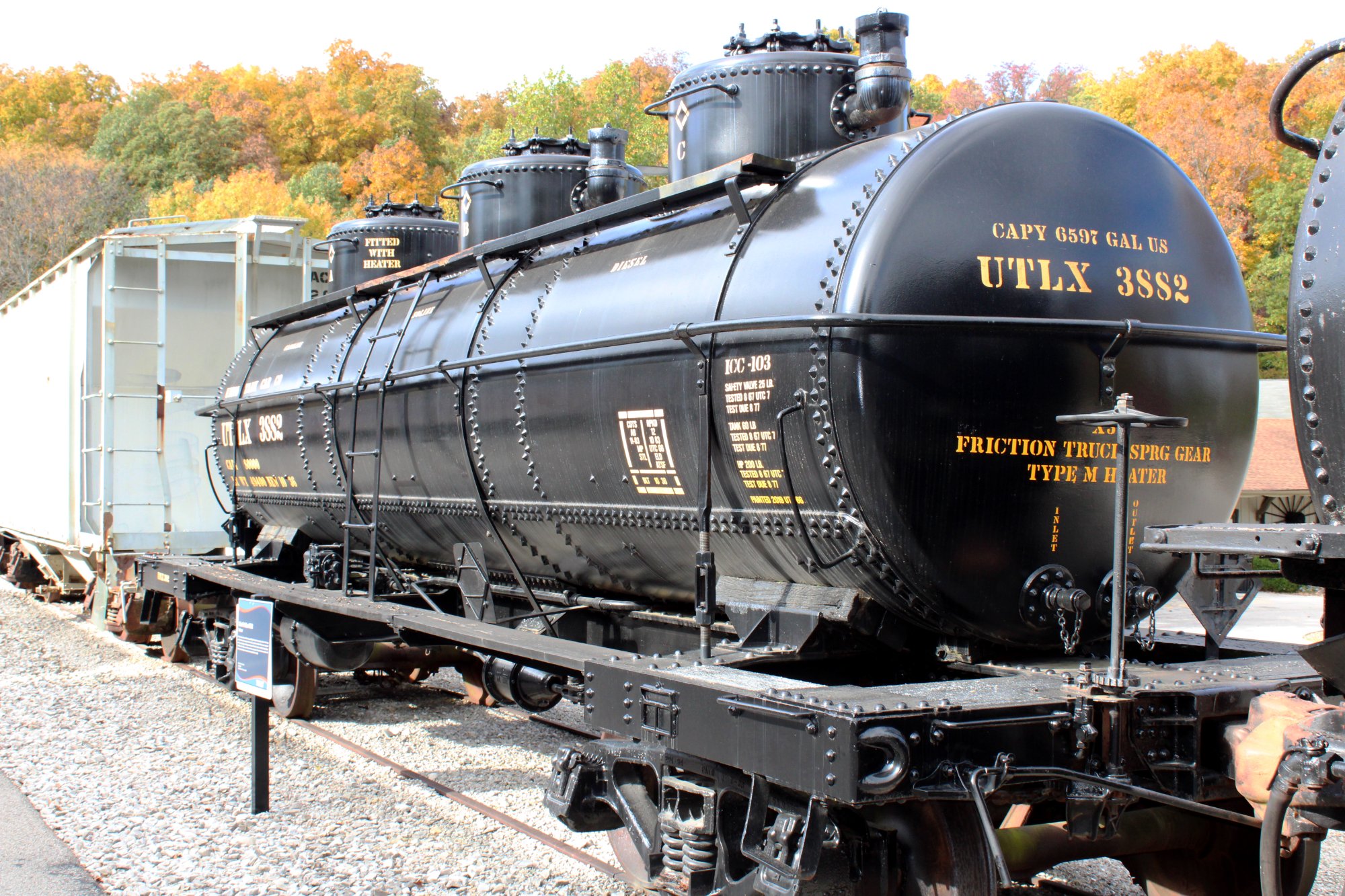 Solve UTLX 3882 Three Dome Tank Car 1936 jigsaw puzzle online with 77 pieces