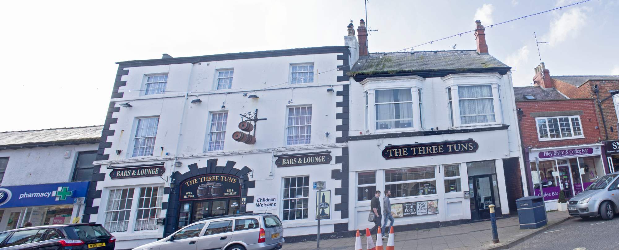 Solve Filey 28-03-2019 Three Tuns Hotel horizontal panorama 01 jigsaw ...