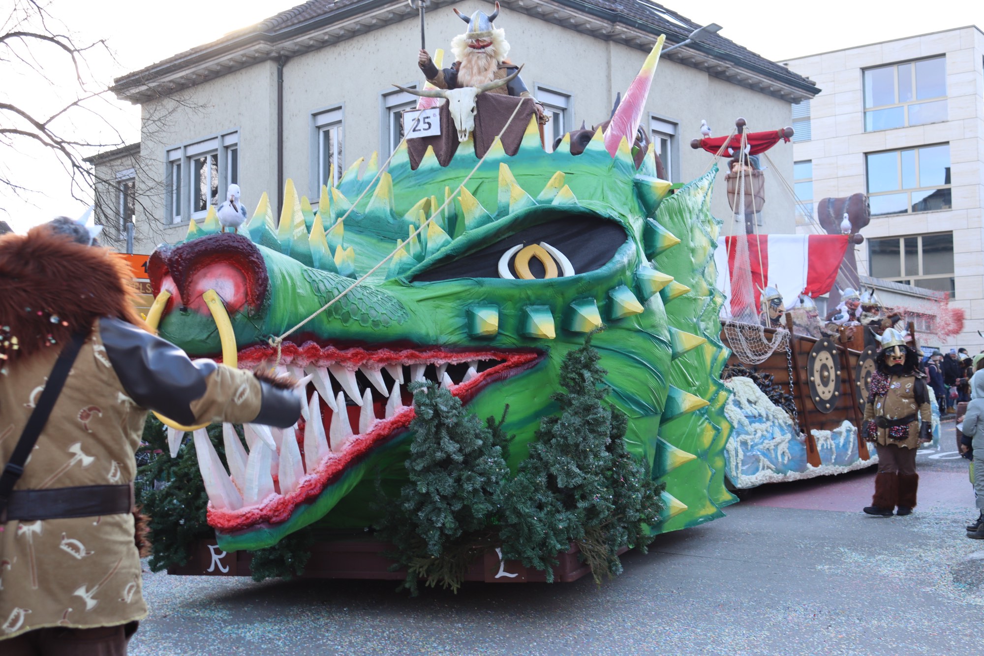 Solve Fasnachtswagen der Guggi-Zunft im Jahre 2023 jigsaw puzzle online ...