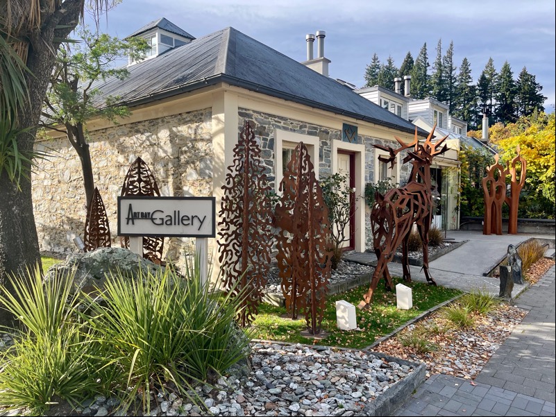 Solve Lakeside Art Gallery jigsaw puzzle online with 12 pieces