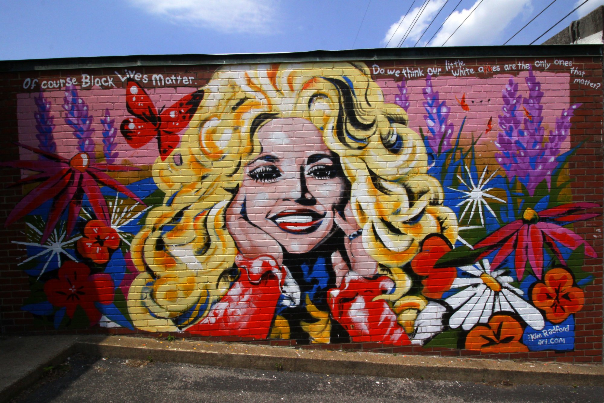 Solve Dolly Parton BLM Mural jigsaw puzzle online with 77 pieces