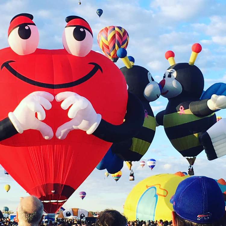 Solve "Love Is in the Air" jigsaw puzzle online with 9 pieces