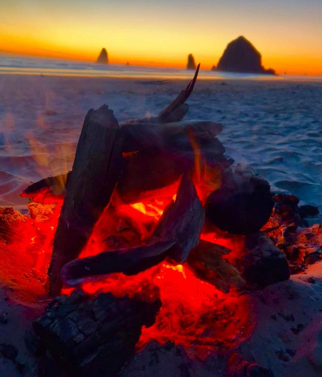 Solve THE MAGIC OF HAYSTACK ROCK jigsaw puzzle online with 255 pieces