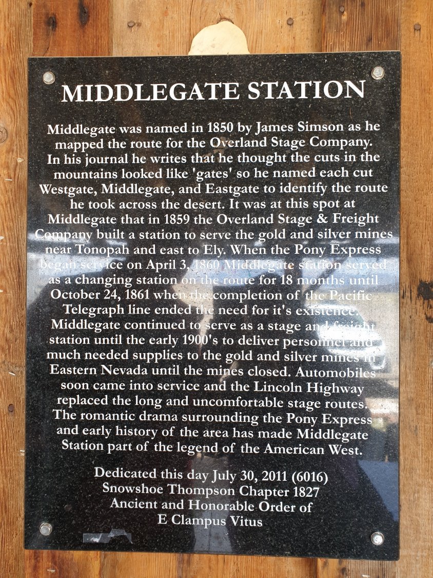 Solve MIDDLEGATE STATION jigsaw puzzle online with 12 pieces