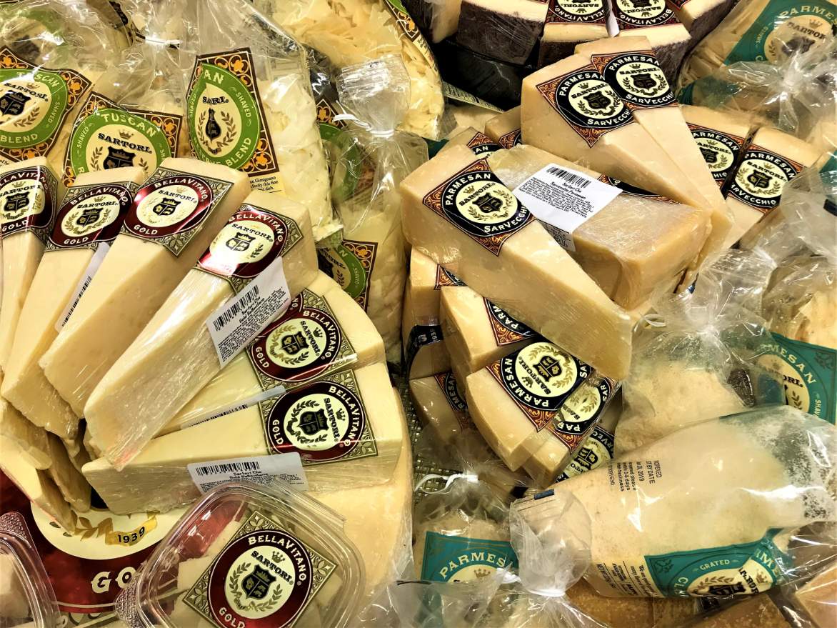 Solve Cheeses jigsaw puzzle online with 20 pieces