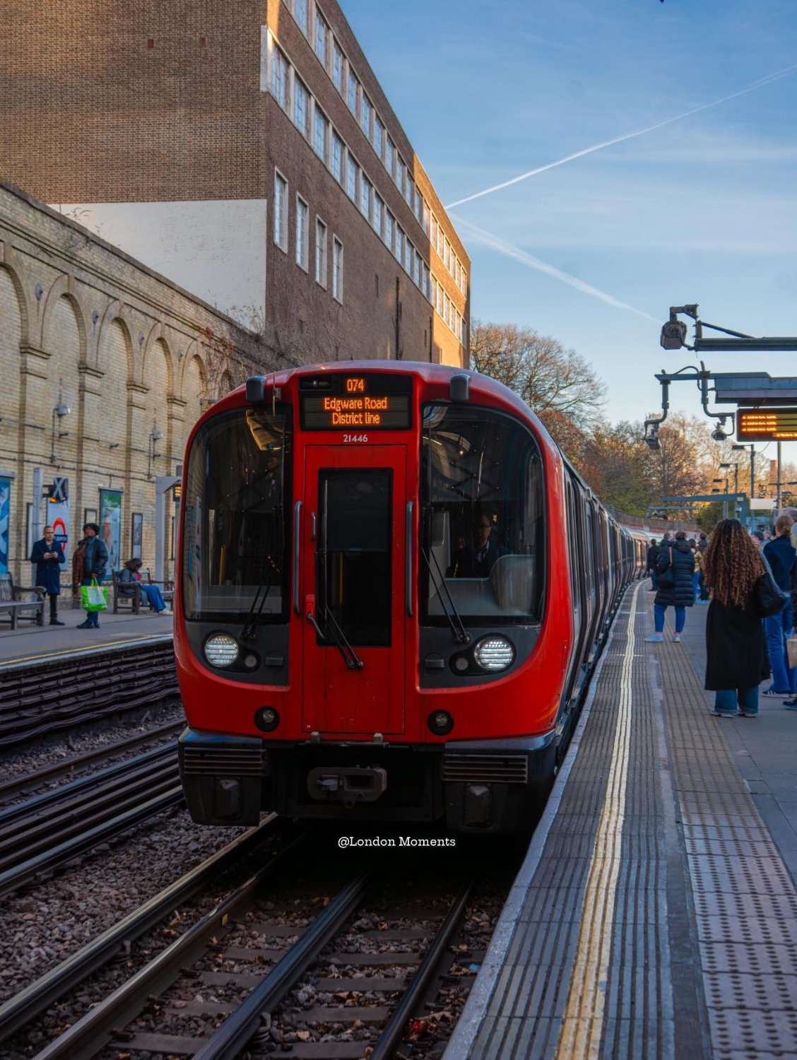 Solve District Line train to Edgware Road, London jigsaw puzzle online ...