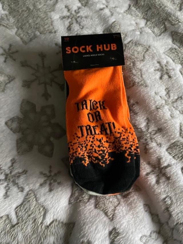 Solve Socks (c) jigsaw puzzle online with 20 pieces