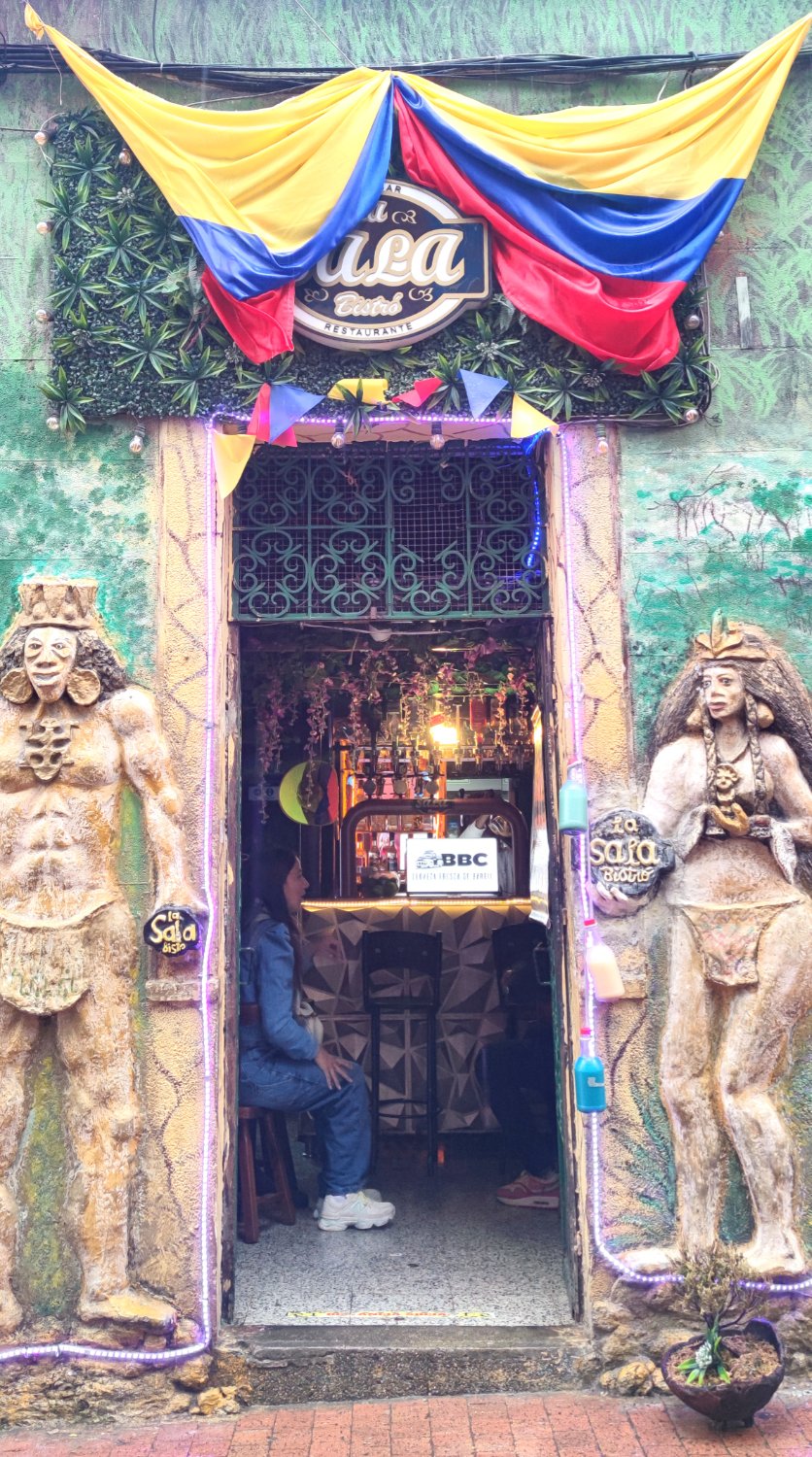 Solve Vibrant Bogota' jigsaw puzzle online with 153 pieces